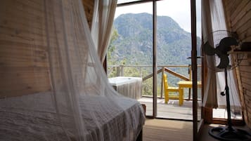 Bungalow Deluxe, banheira de hidromassagem, vista para o mar | 1 quarto, roupa de cama fornecida