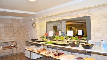 Café da manhã com buffet grátis todos os dias