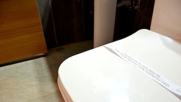 Chuveiro, produtos de toalete grátis, secador de cabelo, chinelos
