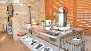 Café da manhã com buffet grátis todos os dias