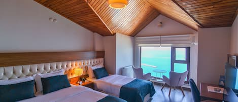 Quarto Triplo Standard, vista para a montanha | Roupa de alta qualidade, minibar, cofre no quarto, secretária
