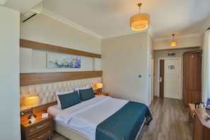 Quarto casal standard, vista para o mar | Roupas de cama premium, frigobar, cofres nos quartos, escrivaninha