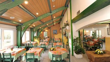 Pequenos-almoços servidos, cozinha local, com vista para o jardim