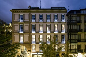 Fachada do alojamento (tarde/noite)