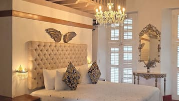 Quarto luxo | Cofres nos quartos, ferros/tábuas de passar roupa, Wi-Fi de cortesia