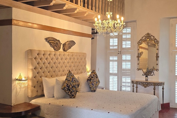 Quarto luxo | Cofres nos quartos, ferros/tábuas de passar roupa, Wi-Fi de cortesia