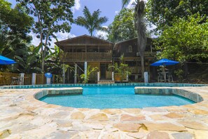 Camas de colchão Tempur-Pedic, cofre no quarto, secretária 