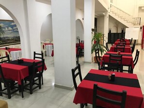 Pequenos-almoços, almoços e jantares servidos