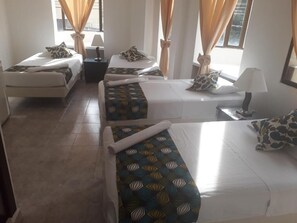 Minibar, ferro/tábua de engomar, camas desdobráveis