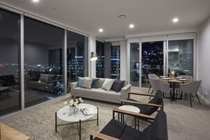 Executive One Bedroom Apartment | Área de estar | TV LCD 50 polegadas com canais digitais, TV