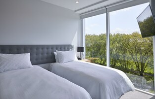 Roupas de cama premium, cofres nos quartos, escrivaninha