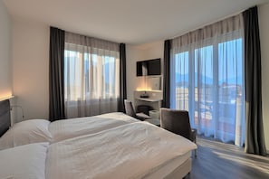 Minibar, cofre no quarto, secretária, quartos insonorizados 