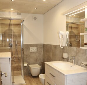 Duplex (5 people) | Banheiro | Chuveiro, secador de cabelo, bidê, toalhas de banho