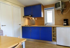 Bungalow Standard, 2 quartos (Neptuno) | Kitchenette privada | Um frigorífico, uma placa de cozinha, utensílios de cozinha 