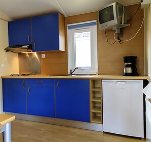 Bungalow, 2 quartos (Neptuno) | Kitchenette privada | Um frigorífico, uma placa de cozinha, utensílios de cozinha 