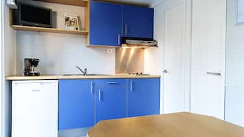 Bungalow, 1 quarto (Venus) | Kitchenette privada | Um frigorífico, uma placa de cozinha, utensílios de cozinha