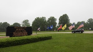 Um memorial com várias bandeiras em frente.