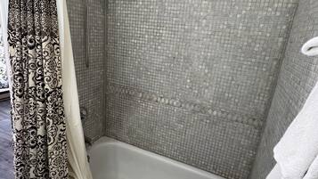 Quarto Comfort, 1 cama king-size | Casa de banho | Artigos de higiene pessoal grátis