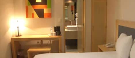 Quarto standard | Cofres nos quartos, escrivaninha, ferros/tábuas de passar roupa