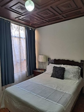 Quarto standard, 1 cama de casal | Wi-Fi de cortesia, roupa de cama