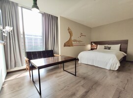 Quarto casal luxo | Edredons de pluma, frigobar (abastecido com itens grátis)