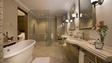 Suite Presidencial | Casa de banho | Artigos de higiene pessoal grátis, um secador de cabelo, roupões