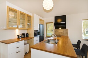 Casa de Férias, 2 quartos | Cozinha privada | Um frigorífico/congelador grande, um micro-ondas 