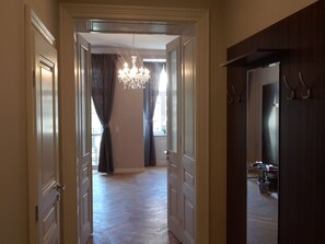 Apartamento, 2 quartos, varanda | Sala de estar | Televisor LED 