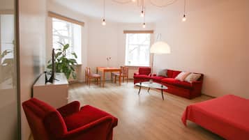 Apartamento Clássico, 2 quartos | Sala de estar | TV de ecrã plano, filmes pagos