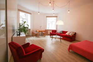 Apartamento clássico, 2 quartos | Área de estar | TV de tela plana, filmes pagos