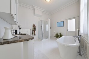 Apartamento, 1 quarto, sacada, vista para a cidade | Banheiro | Chuveiro/banheira combinados, secador de cabelo, toalhas de banho 