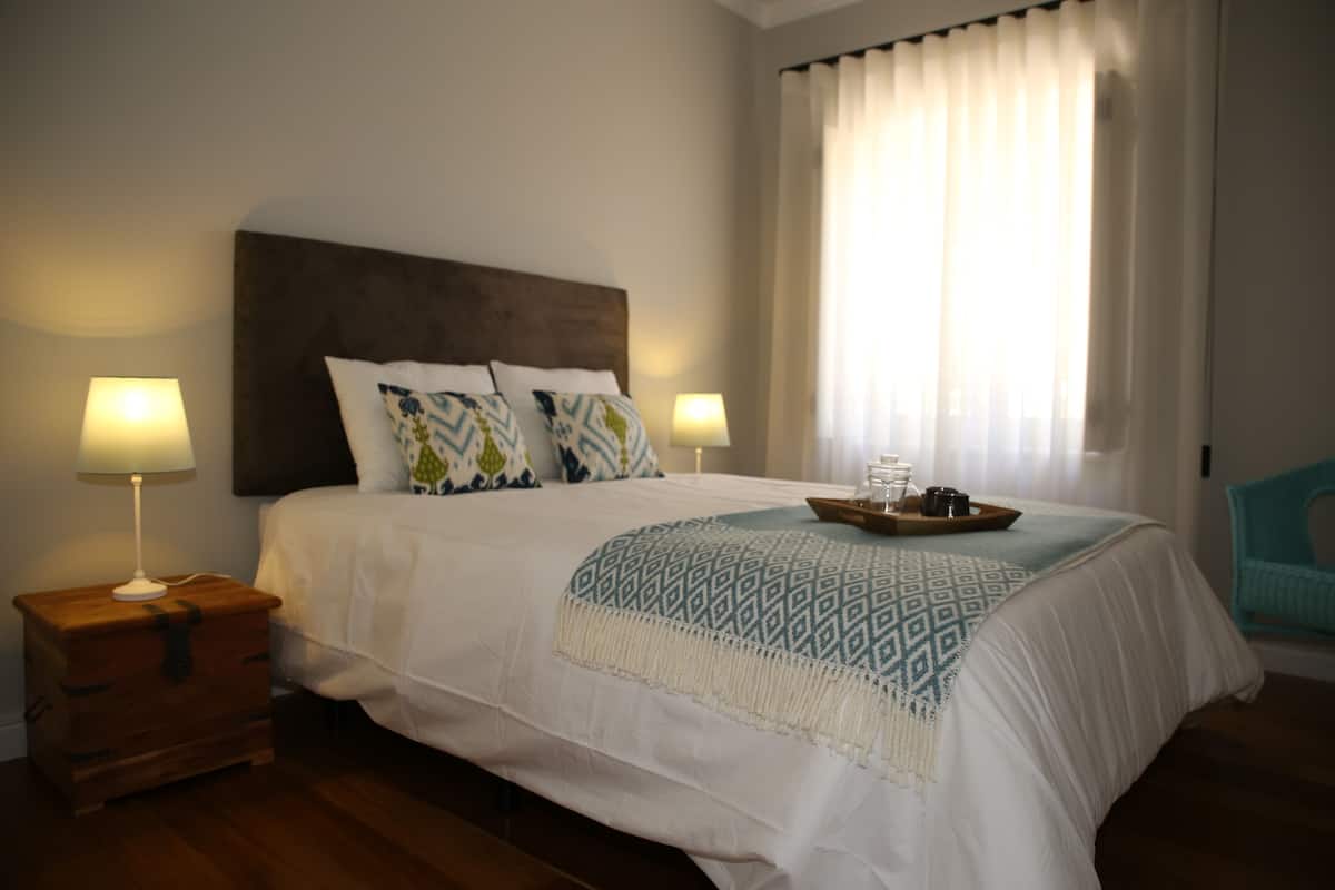 Quarto Económico | Roupa de alta qualidade, camas de colchão viscoelástico, minibar 