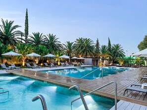 Piscina interior, piscina exterior, guarda-sóis, espreguiçadeiras 