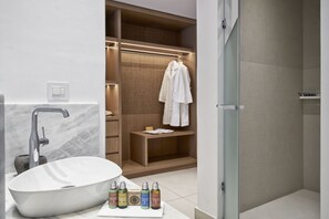 Suite Júnior, vista para o mar (Theros) | Casa de banho | Produtos de higiene exclusivos, um secador de cabelo, chinelos 