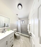 Quarto luxo | Banheiro | Produtos de toalete grátis, toalhas de banho