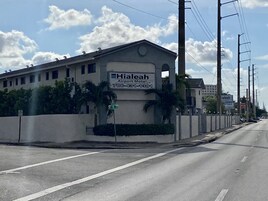 Um edifício com uma placa indicando Motel Aeroporto Hialeah.