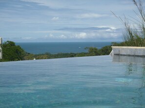 Piscina externa, piscina infinita, espreguiçadeiras
