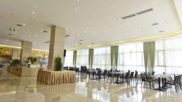2 restaurantes, com serviço de café da manhã e almoço; culinária chinesa