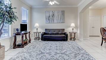 Apartamento Superior em Condomínio Fechado, 3 quartos | Sala | TV de ecrã plano