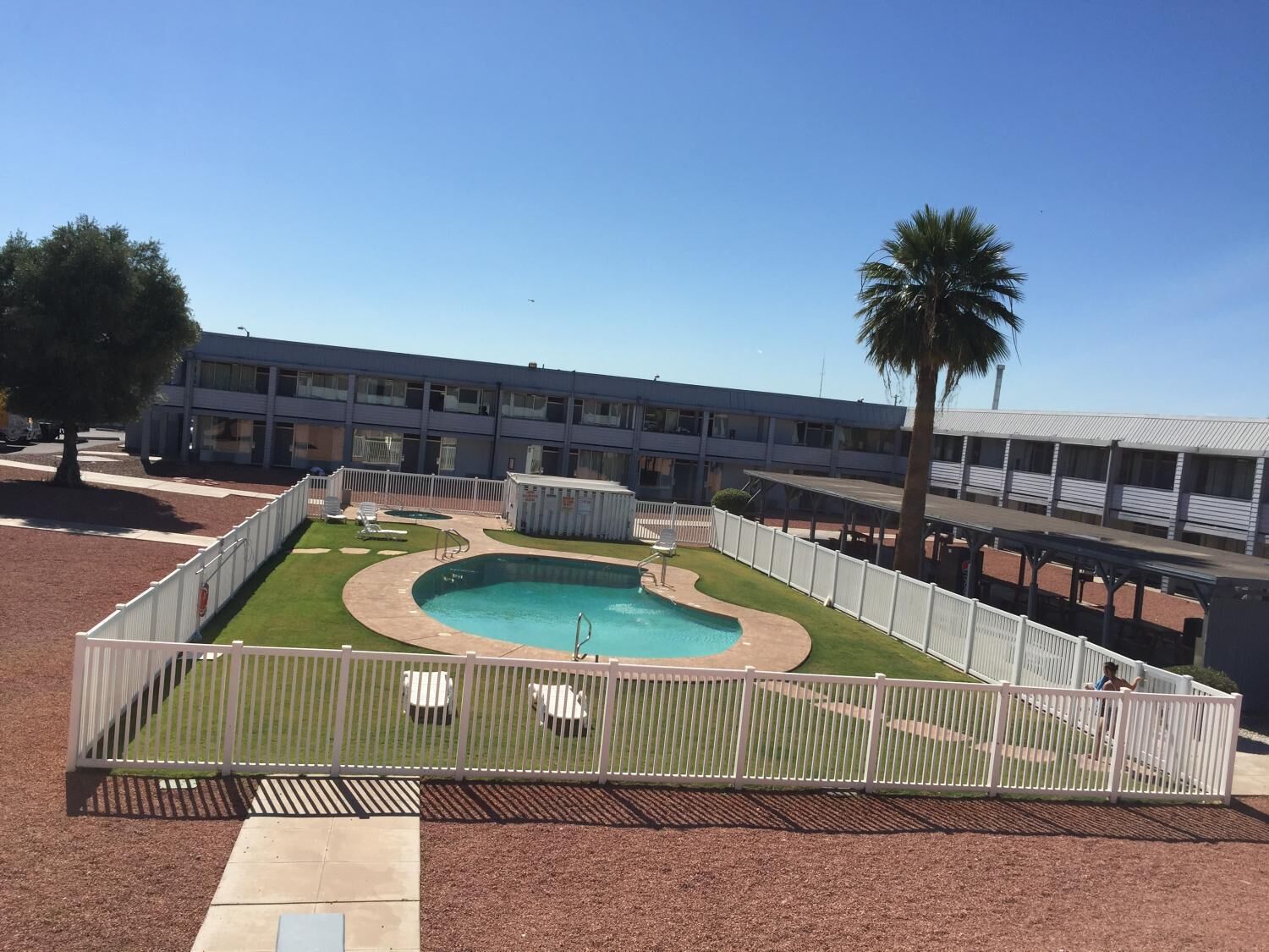 Piscina externa, espreguiçadeiras