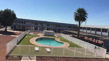 Piscina exterior, espreguiçadeiras