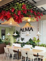 Pequenos-almoços servidos, com espaço para refeições ao ar livre 