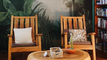 Quarto econômico | Área de estar | Smart TV 32 polegadas com canais digitais, Netflix, livros