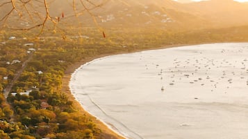 Perto da praia, areia preta