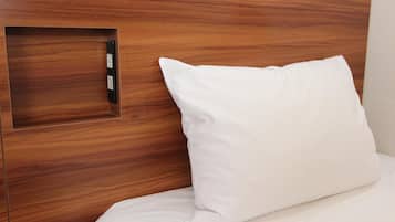 Edredons de pluma, escrivaninha, cortinas blackout