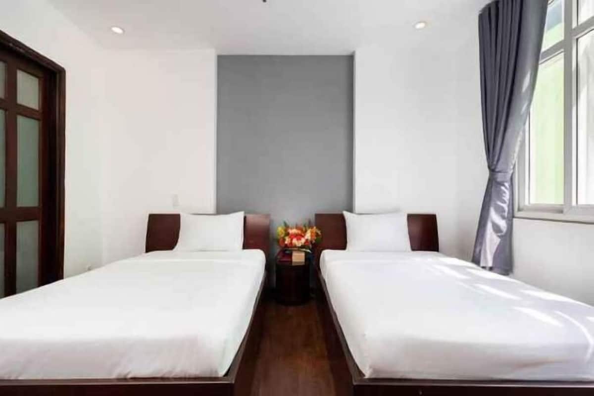 Frigobar, cofres nos quartos, escrivaninha, cortinas blackout