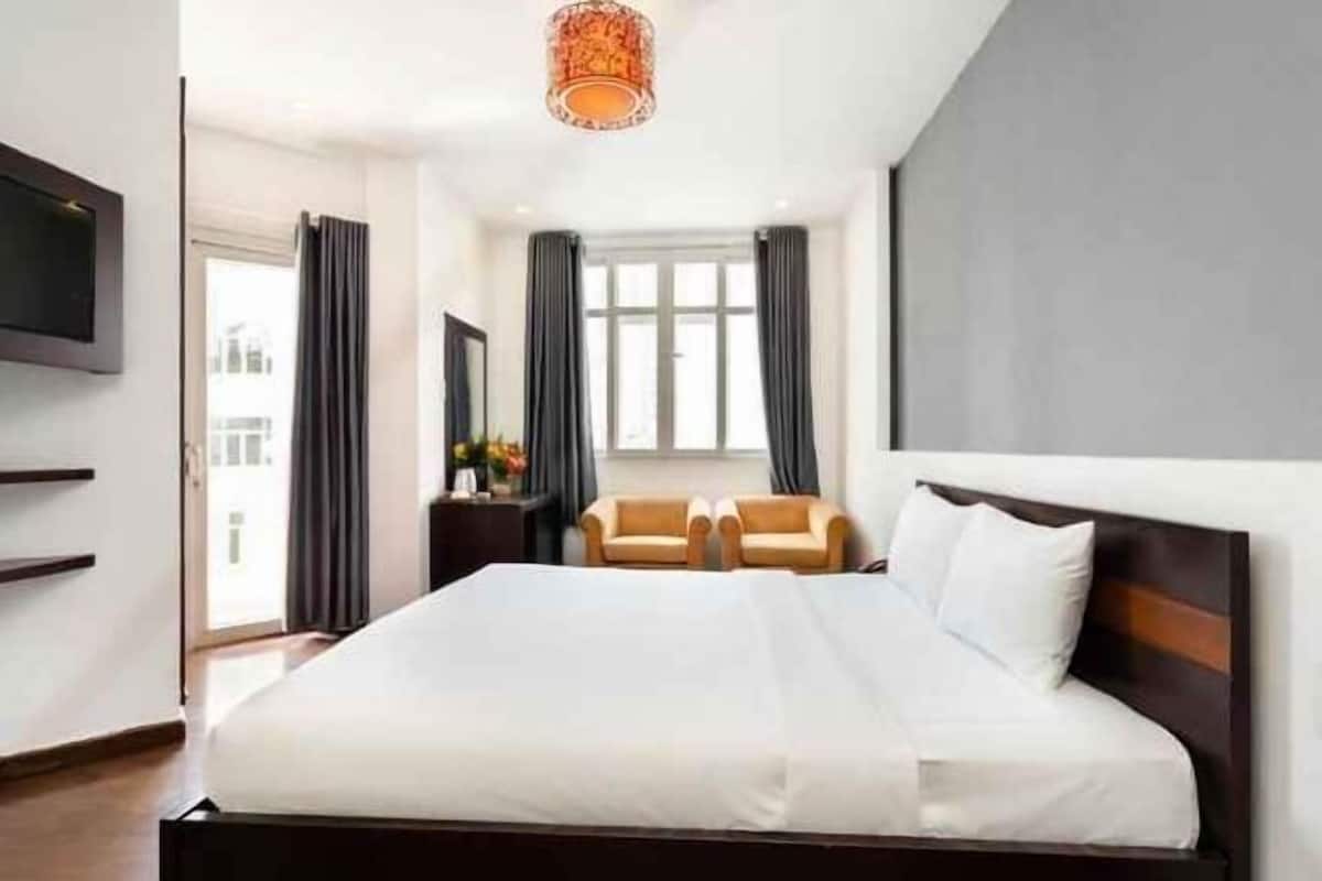 Frigobar, cofres nos quartos, escrivaninha, cortinas blackout