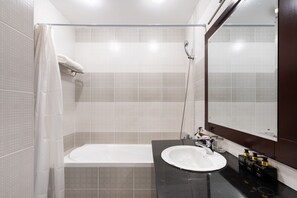 Quarto casal superior | Banheiro | Produtos de toalete grátis, secador de cabelo, chinelos 