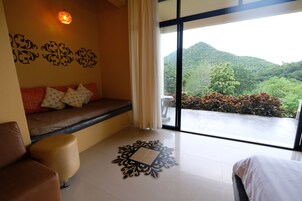 Quarto Duplo Superior | Minibar grátis, com decoração personalizada 