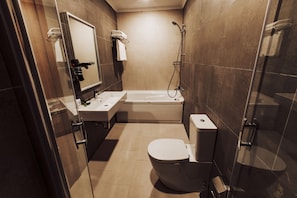 Suite, Vista para a cidade | Casa de banho | Um polibã, artigos de higiene pessoal grátis, um secador de cabelo